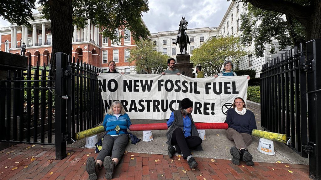 Extinction Rebellion Boston :: XR Boston Members Lock Themselves to MA ...